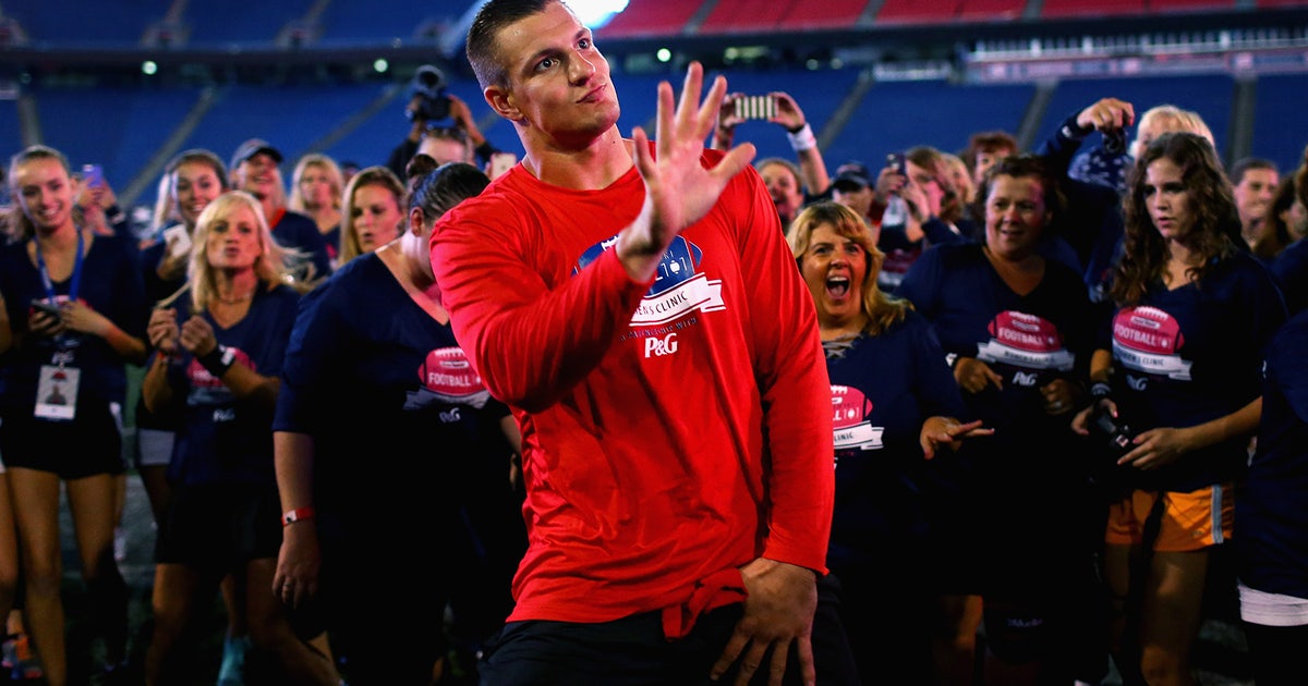 Here's Rob Gronkowski celebrating #NationalCatDay with an adorable ...