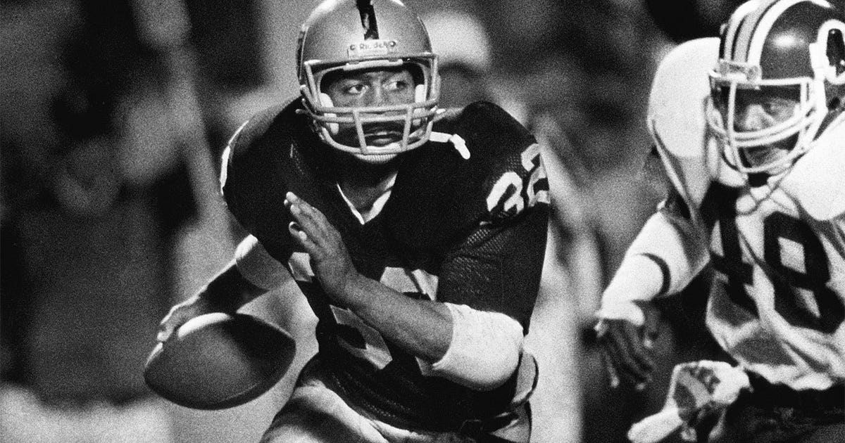 Super Bowl moment No. 16: Marcus Allen runs with the night | FOX Sports